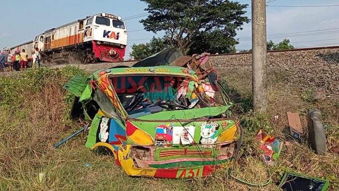 Di Tegal, Odong-odong Dihantam Kereta Api, Begini Kondisinya – Puskapik.com Di Tegal, Odong-odong Dihantam Kereta Api, Begini Kondisinya – Puskapik.com